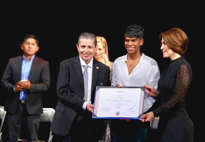 Prisca Awiti reconocimiento de Coyoacán por su participación en los ...