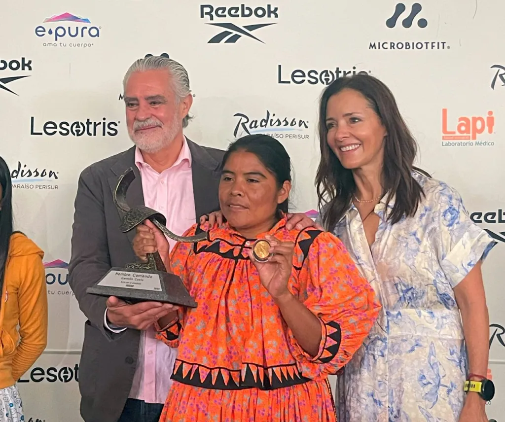 la Campeona Rarámuri Lorena Rodríguez correrá la Carrera del Día del ...